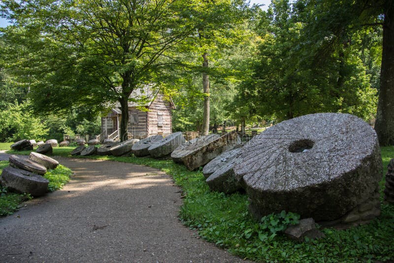 Mühlsteine stockfoto. Bild von parks, reiben, park, mehl - 43645694