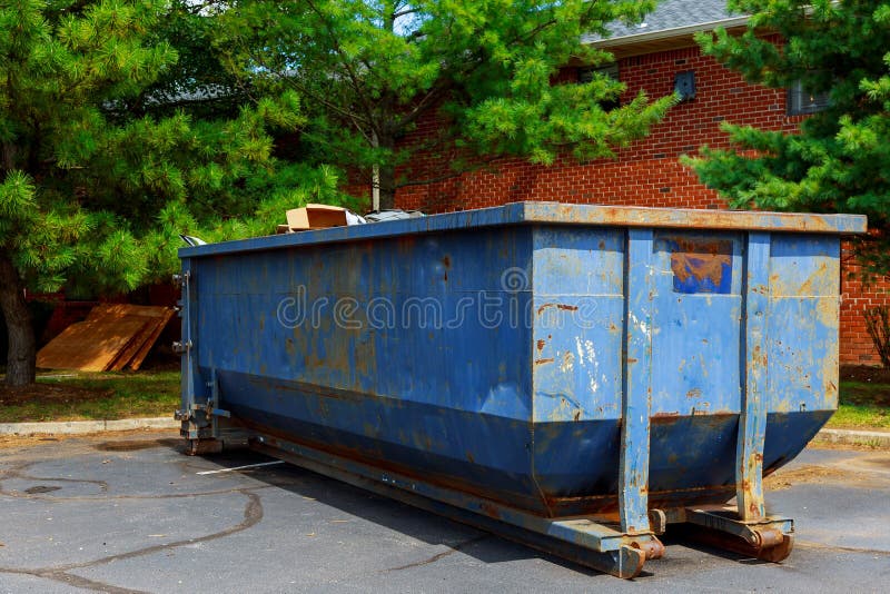Müllcontainer, Die Mit Abfall in Einer Stadt Voll Sind Stockfoto - Bild ...
