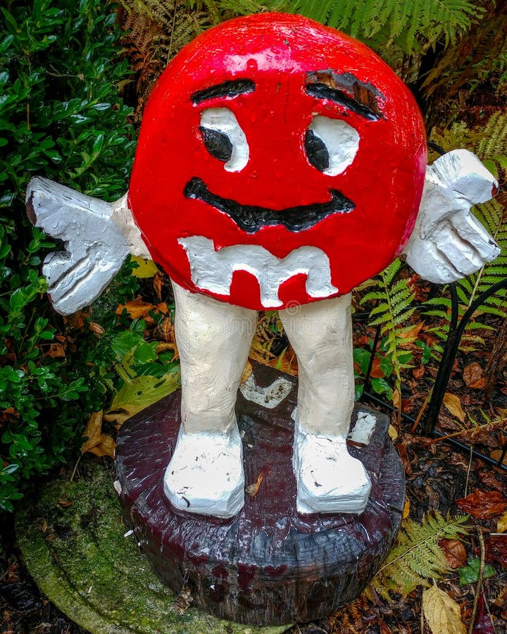 M&M Red Candy Statue Machte Vom Holz Redaktionelles Stockfotografie ...