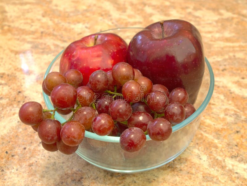 Maçãs e uvas imagem de stock. Imagem de prato, roxo, branco - 4466089