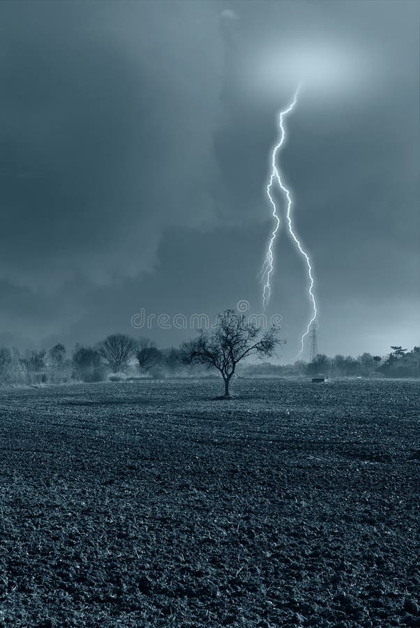 Mún tiempo en campo imagen de archivo. Imagen de prado - 28920157