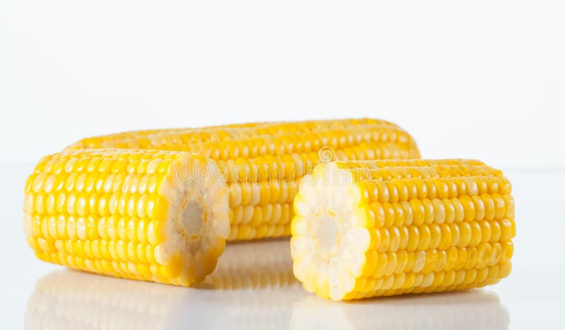 Semences De Maïs Bouillies Dans Le Bol Blanche Isolée Sur Le Fond Blanc ...