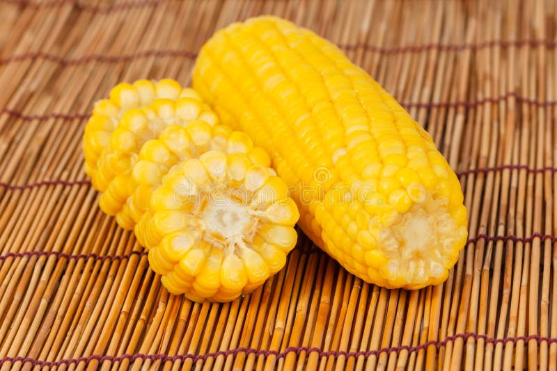 Une Oreille De Maïs Bouilli Aux Grains Jaunes Image stock - Image du ...