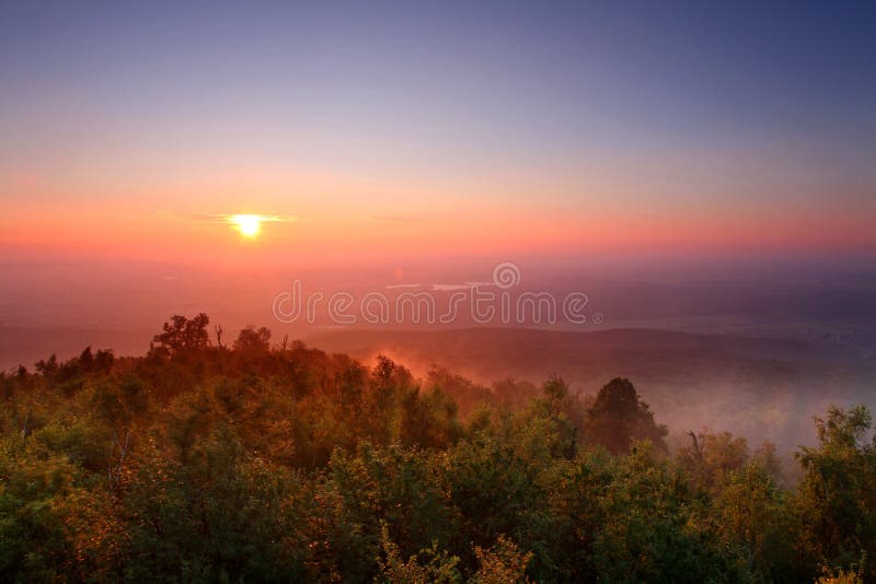 Mañana brumosa imagen de archivo. Imagen de sunset, hermoso - 15926847