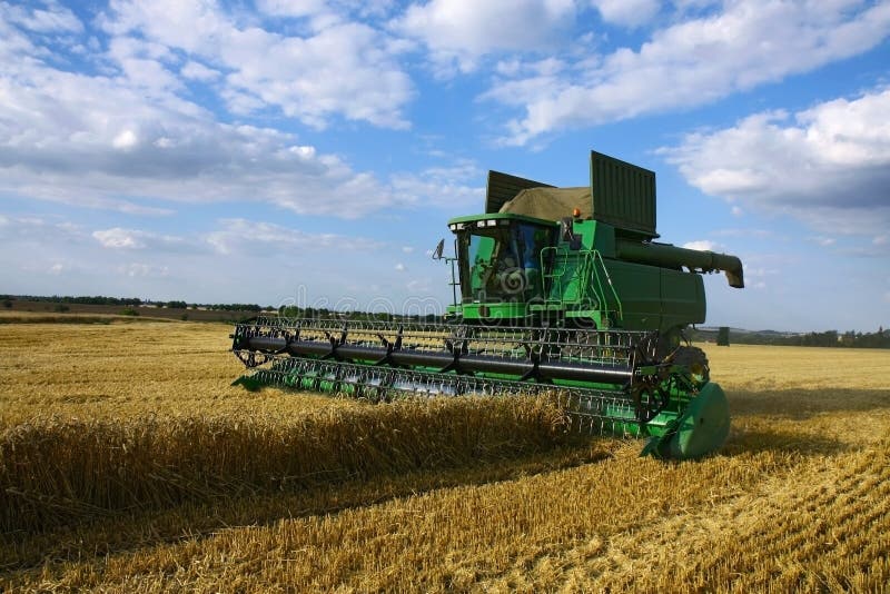 Maaimachine Op Landbouwgebied Stock Afbeelding - Image of apparatuur ...