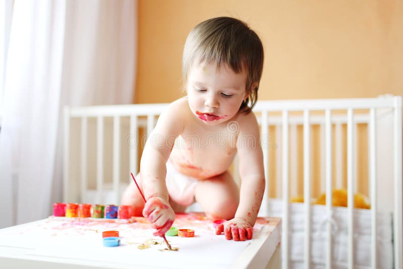 18 Maanden Baby Met Verven Thuis Stock Foto - Image of borstel, mooi ...