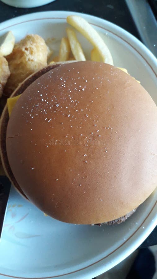 Mac Donalds Burger Bun Cheeseburger Foto de archivo - Imagen de ...