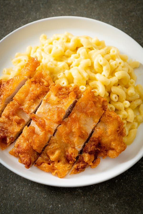 Mac E Queijo Com Frango Frito Foto de Stock - Imagem de creme, placa ...