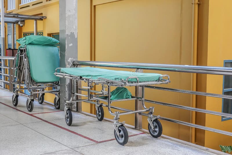 Maca Da Cama Ou Cama Paciente No Corredor Do Hospital Foto de Stock ...
