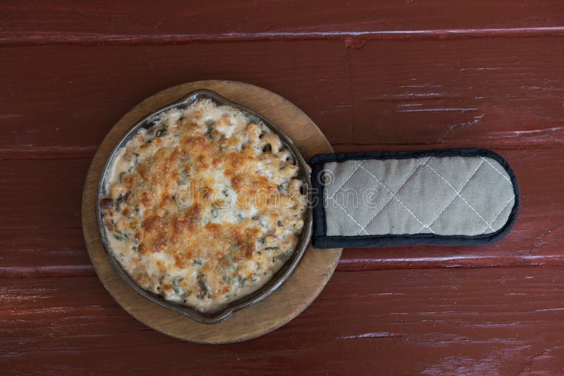 Macaco Assado Caseiro E Queijo Em Mesa De Madeira Foto de Stock ...