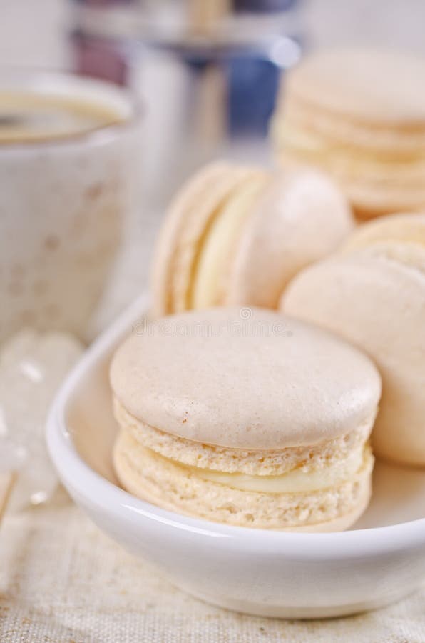 Macaron beige fait maison photo stock. Image du gastronomie - 81069028
