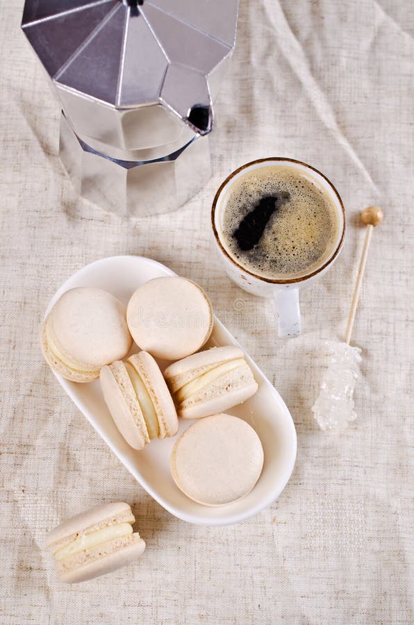 Macaron beige fait maison photo stock. Image du gastronomie - 81069028