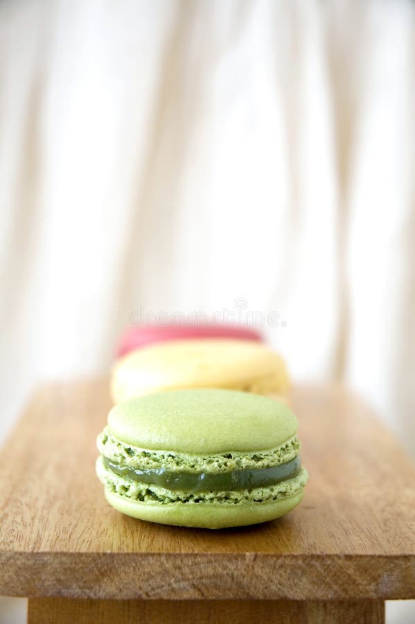 Macaron verde nella riga immagine stock. Immagine di pasticcerie - 27234991
