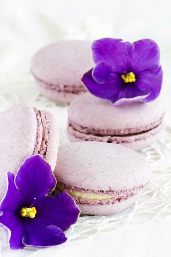 Macaron Violet Avec Les Fleurs Violettes Image stock - Image du cookie ...