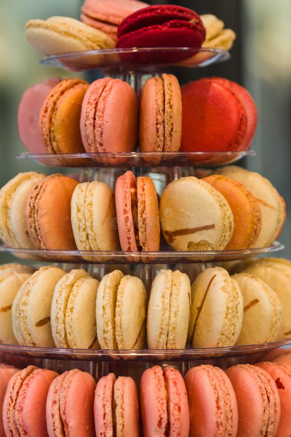 Macarons Coloridos Franceses Tradicionais Em Uma Caixa Foto de Stock ...