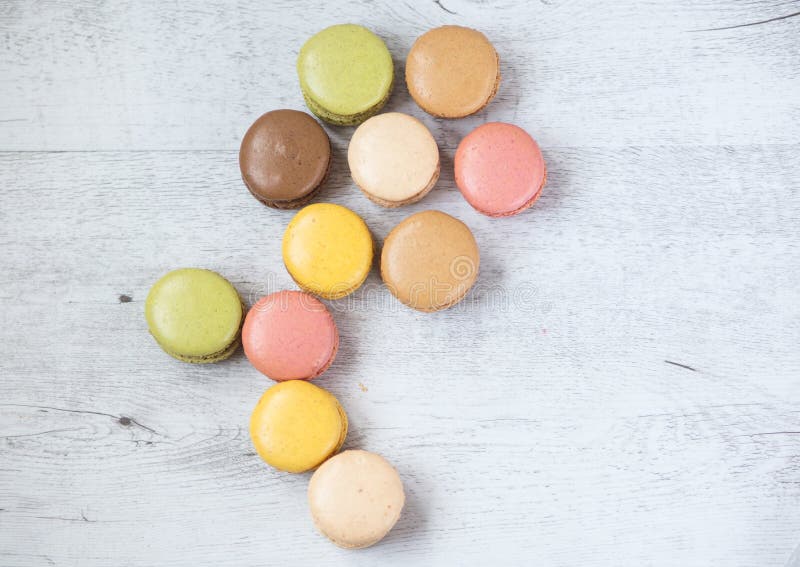 Macarons Dans La Forme De Fleur Photo stock - Image du cookies, festins ...