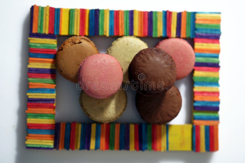 Macarons dans un cadre image stock. Image du gâteaux - 38472505
