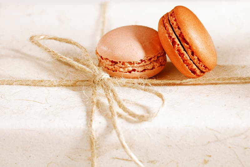 Macarons De Fiestive Na Caixa Do Presente Do Presente Imagem de Stock ...