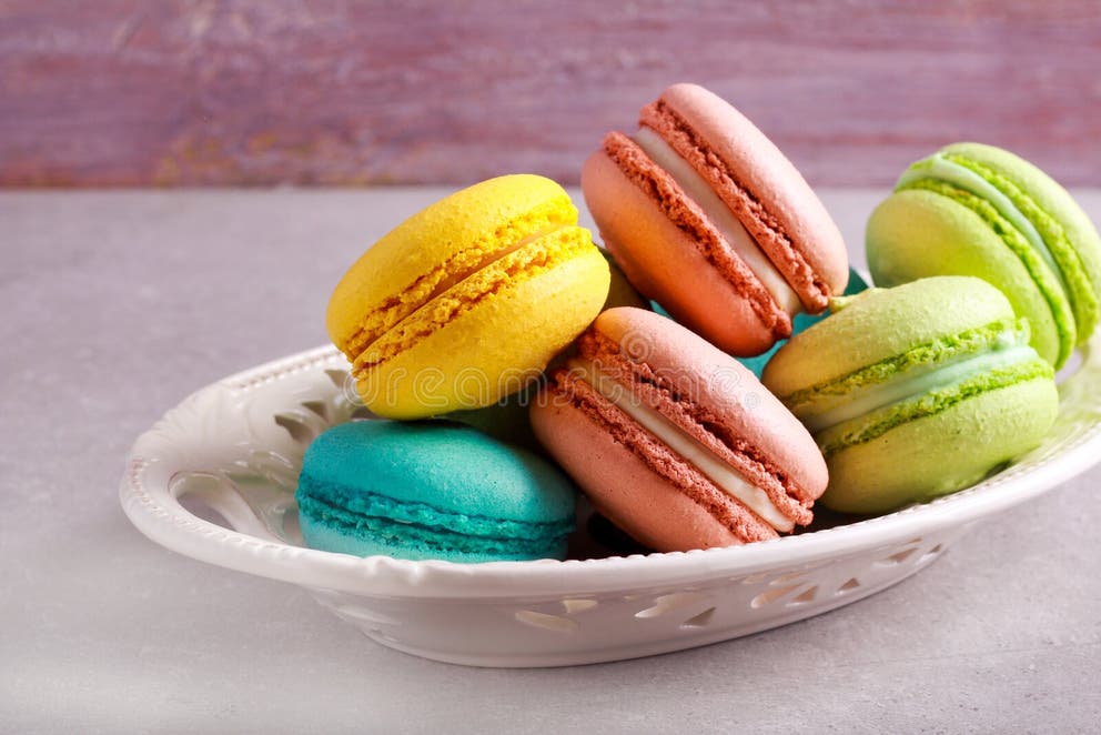 Macarons Der Unterschiedlichen Farbe Auf Einer Platte Stockfoto - Bild ...