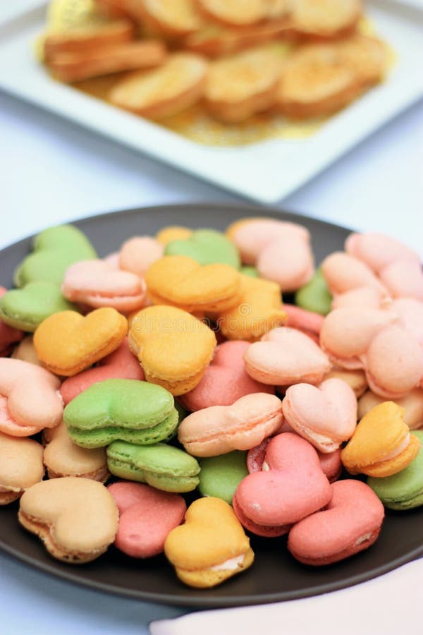 Macarons en forme de coeur image stock. Image du thé - 17135419