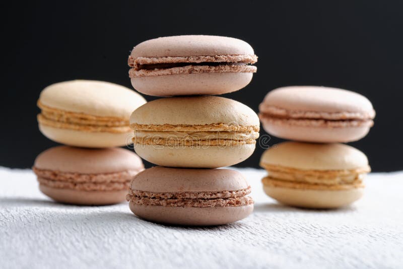 Macarons Français Originaux Photo stock - Image du sucrerie, assiette ...