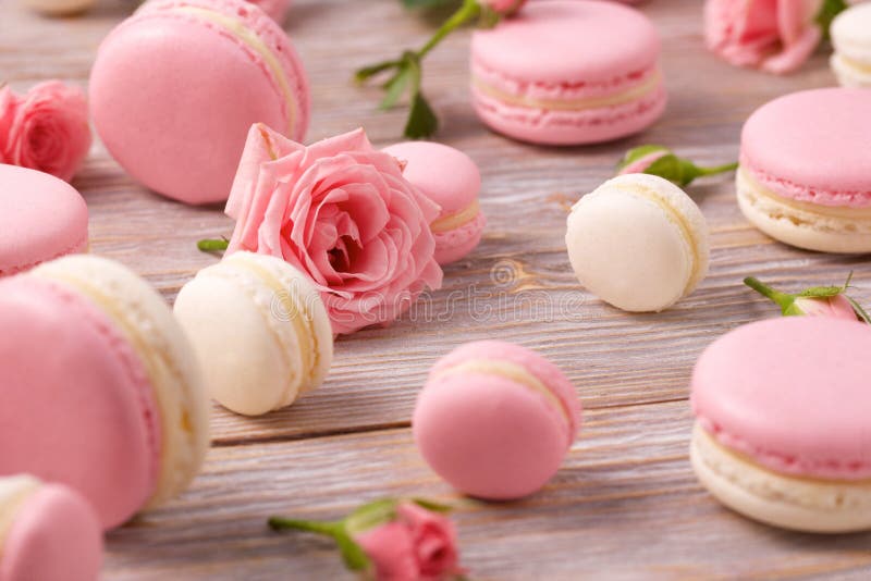 Macarons Franceses Del Postre Con Las Flores Color De Rosa Imagen de ...