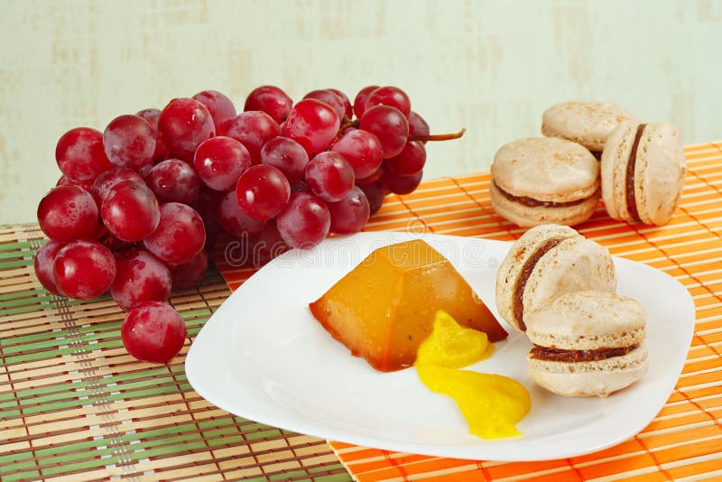 Macaroons, Uvas E Pudim Do Caramelo Imagem de Stock - Imagem de estilo ...