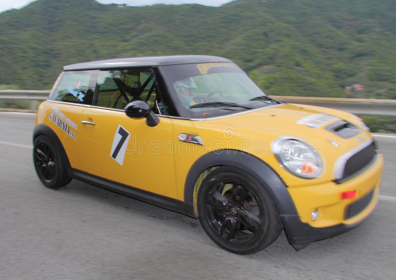 Macchina Da Corsa Di Mini Cooper S Immagine Editoriale - Immagine di ...