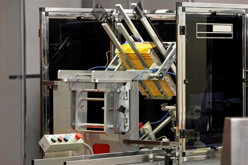 Macchina Per L'imballaggio Delle Merci Della Scatola Immagine Stock ...