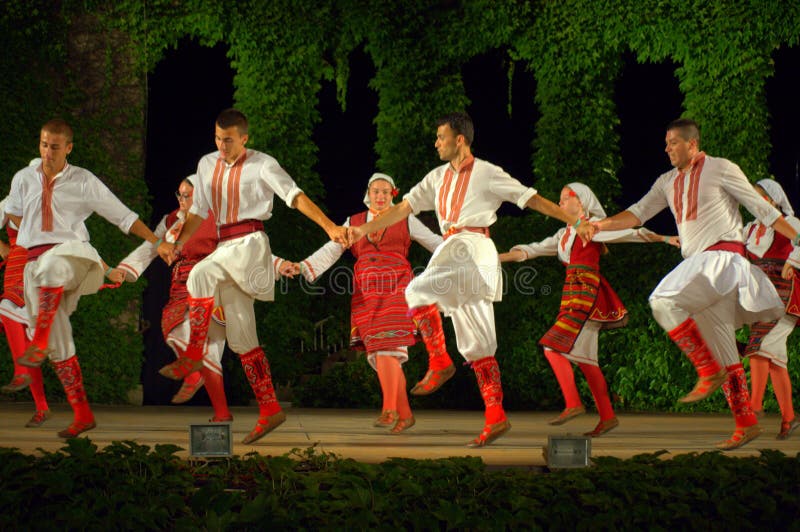 De volksdans van de Balkan redactionele fotografie. Image of viering ...