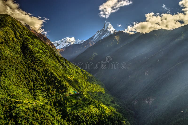 Machapuchhare-Berg Und Modi Khola-Tal Stockbild - Bild von nave, nepal ...