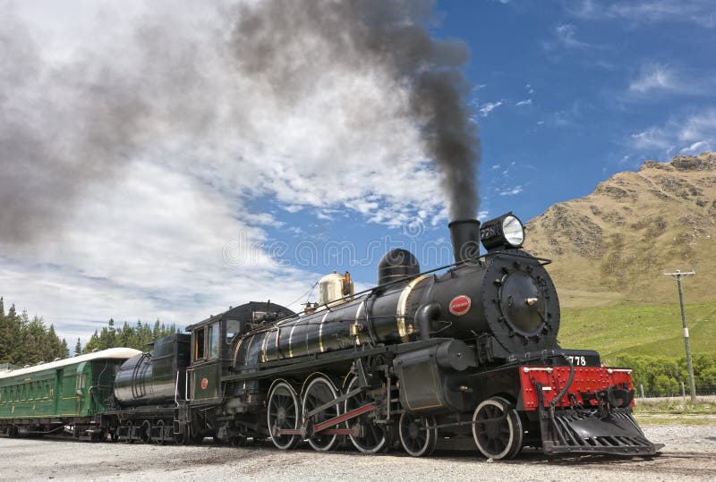 Train à Vapeur D'époque Dévalant à La Vitesse Le Long Vapeur De ...