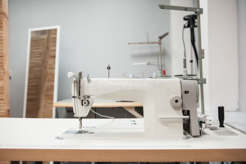 Machine ? Coudre Industrielle Image stock - Image du objet, affaires ...