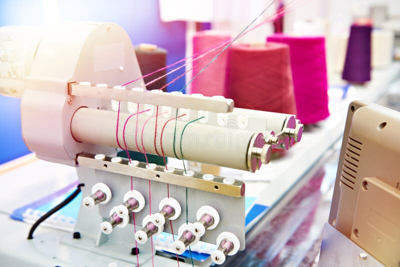Machine ? Coudre Industrielle Dans L'usine De Textile Photo stock ...