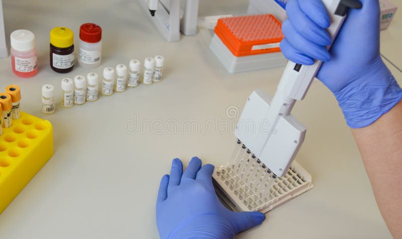 Machine De Distribution Robotique Dans Laboratoire Biochimique Moderne ...