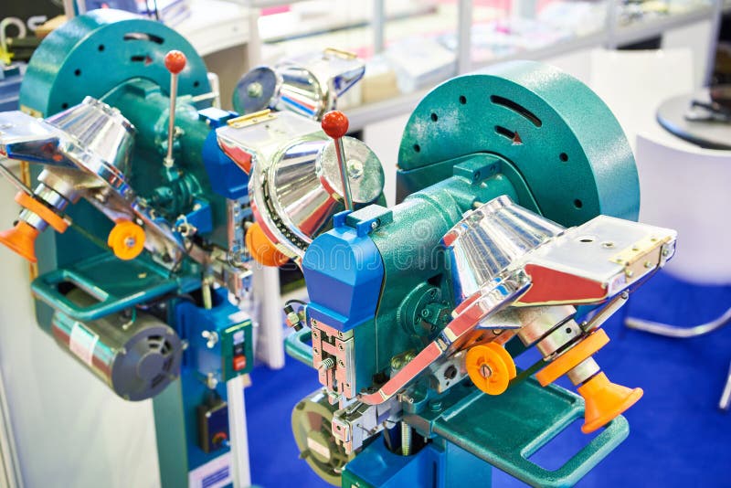 Machine De Fixation Industrielle Photo stock - Image du table, détail ...