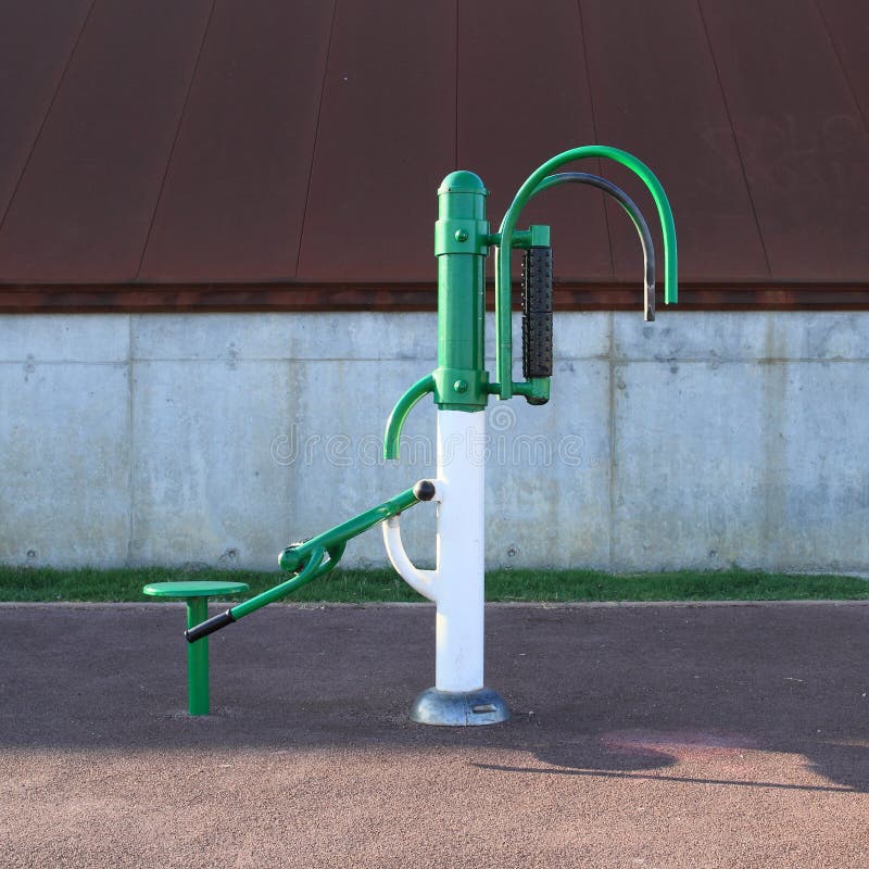 Machine Verte Et Blanche De Formation Pour Le Bodybuilding Photo stock ...