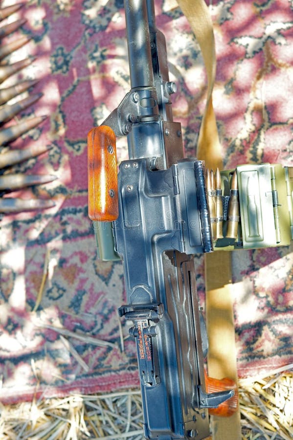 Machinegeweer Munitie Op Een Houten Lijst, Kogelriem, Patroongordel ...