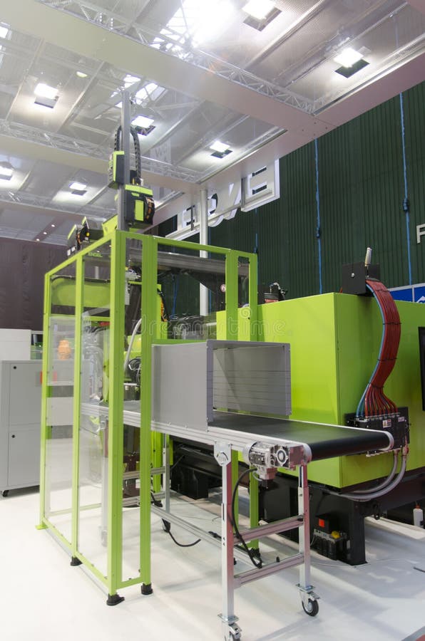 Machines En Plastique De Moulage Par Injection Image stock éditorial ...