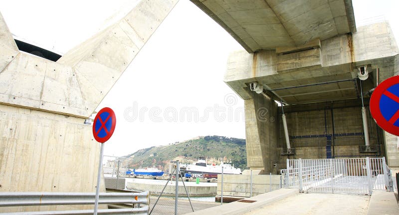 957 Pont Levis Dans Le Port Photos libres de droits et gratuites de ...