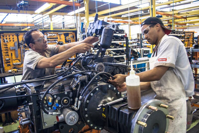 Machines in De Fabriek. Productiemachines. Gele Glazen Buis Roken En ...