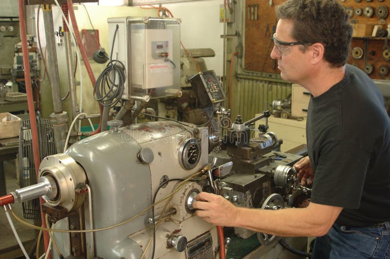 Machiniste de fraisage photo stock. Image du charpentier - 6160616