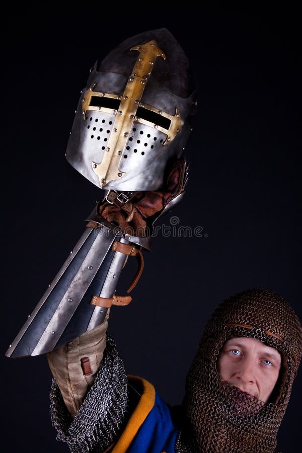 Krachtige Ridder Die Een Helm Vasthoudt Stock Foto - Image of bedrijf ...