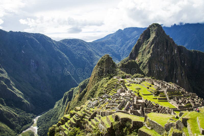 Machu Picchu, Peru Com Vista Do Rio De Urubamba Foto de Stock - Imagem ...