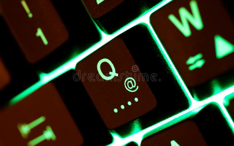 Macro Close Da Tecla Verde Isolada Iluminada Com a Letra Q E No Teclado ...