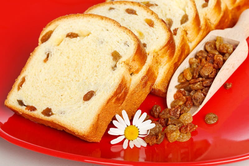 Macro De Las Rebanadas Dulces Del Pan Con Las Pasas Imagen de archivo ...
