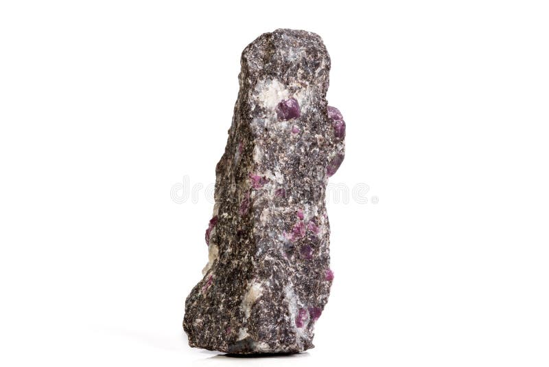 Macro De Una Piedra Mineral De Ruby En Un Fondo Blanco Foto de archivo ...