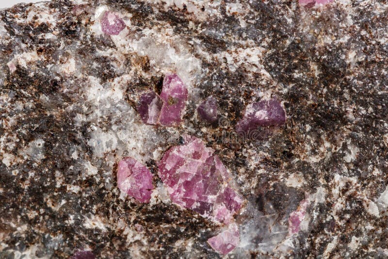 Macro De Una Piedra Mineral De Ruby En Un Fondo Blanco Imagen de ...