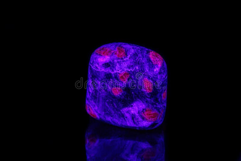 Ruby rod under laser beam stock image. Image of luminescence - 7895559