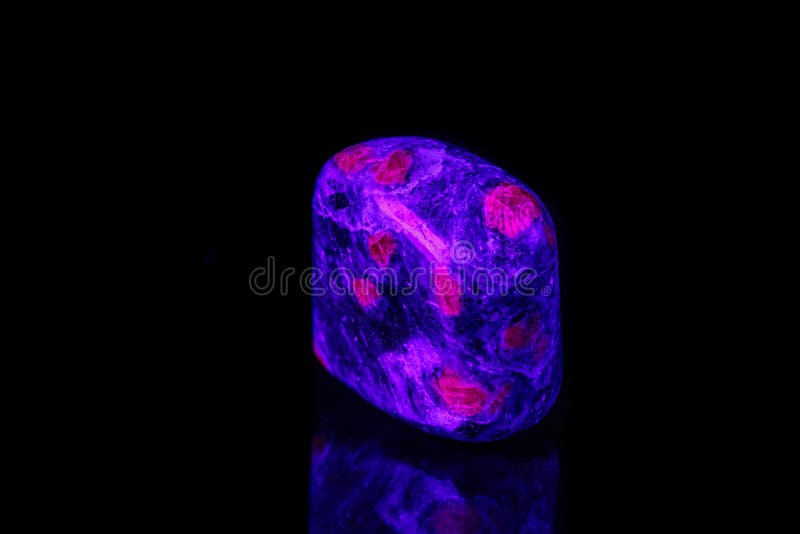 Ruby rod under laser beam stock image. Image of luminescence - 7895559